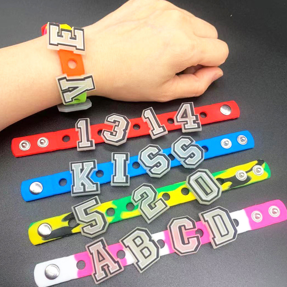 37pz PVC Cartoni animati Ciondolo Scarpa Numero Lettera Artigianato Alfabeto Decorazione Luminosa